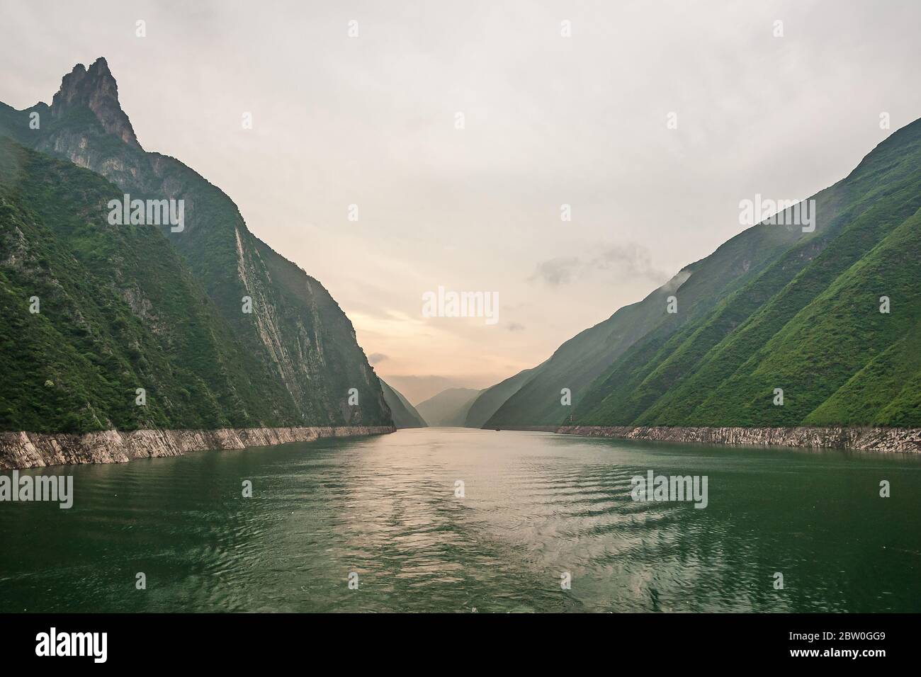Wushan, Hubei, China - 7. Mai 2010: Wu-Schlucht im Jangtze-Fluss. Lange ...