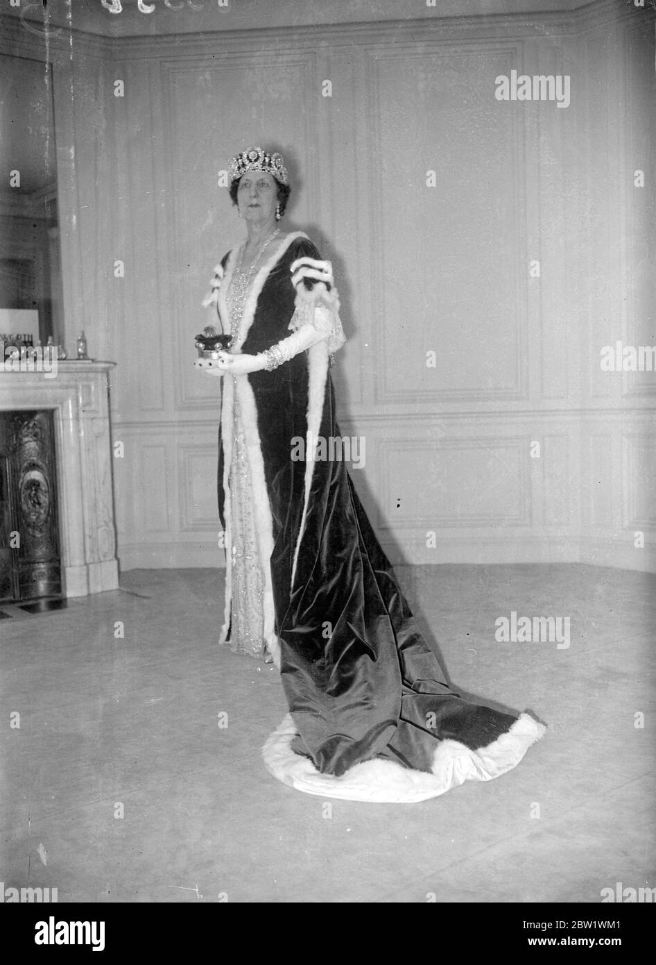 Lady Decies in ihrer Krönungsrobe. Lady Decies, Frau von Lord Decies ...