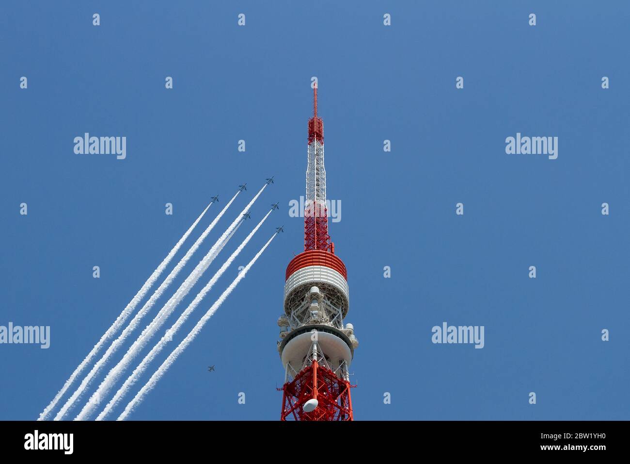 Blue impulse flypast tokio -Fotos und -Bildmaterial in hoher Auflösung ...