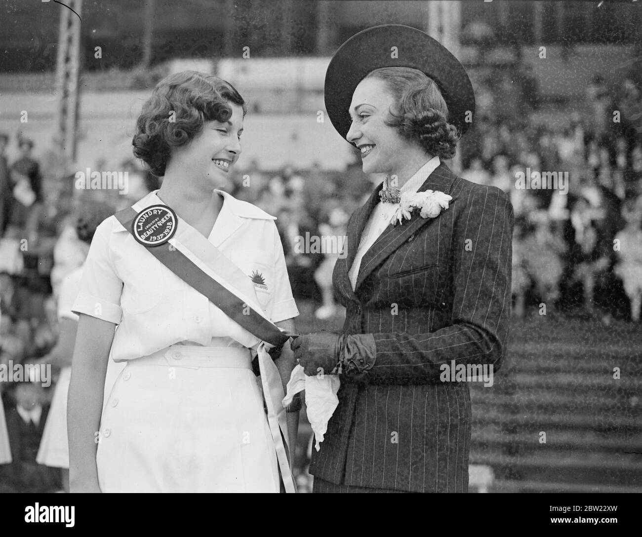 Miss Kathleen Kennard (17 Jahre) wurde von Miss Judy Kelly, der ...