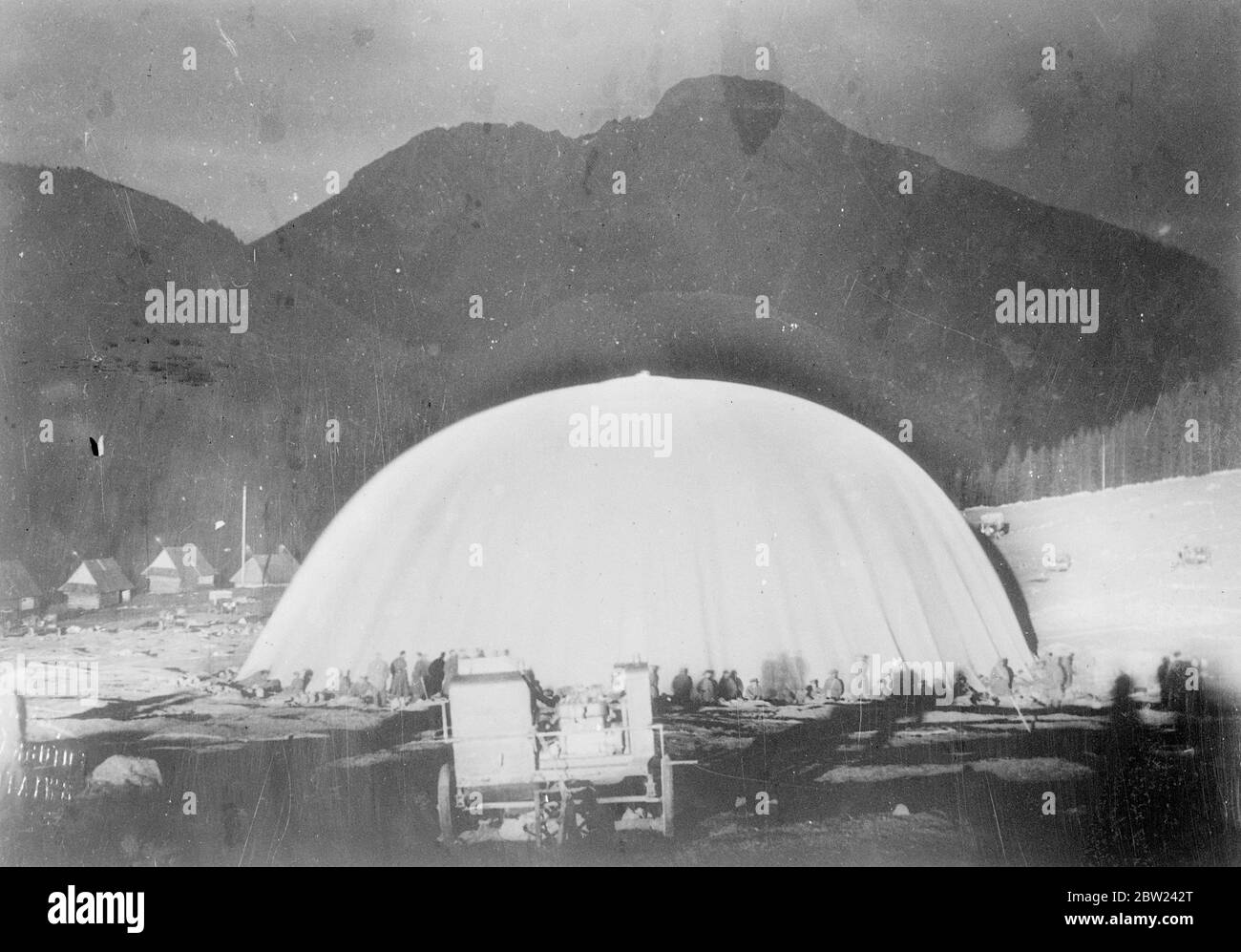 Hydrogen balloon explosion -Fotos und -Bildmaterial in hoher Auflösung ...