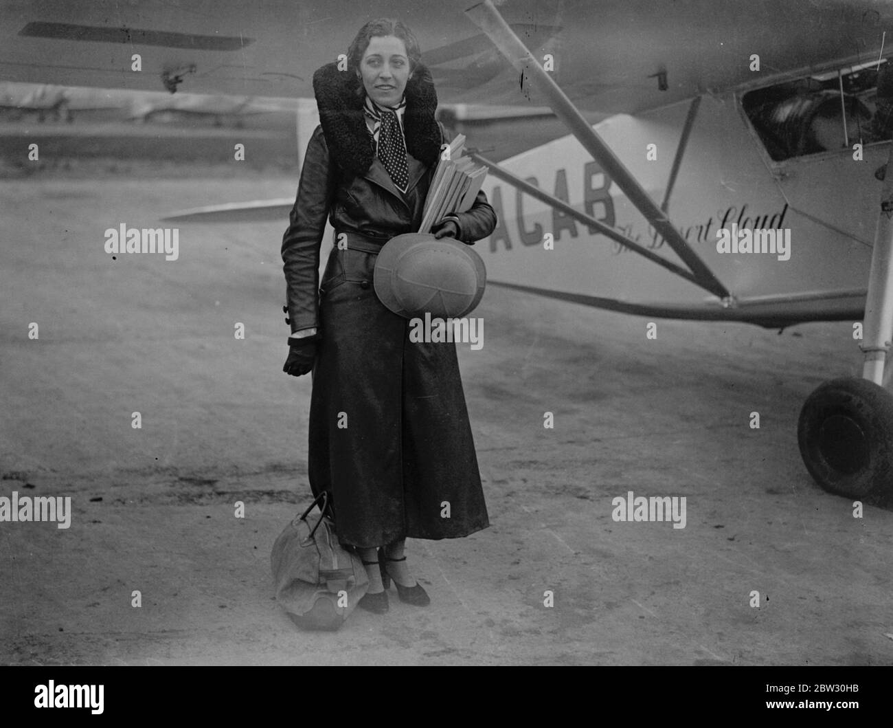 Amy Johnson (Mrs Mollison) verlässt Stag Lane auf dem ersten Sprung ...