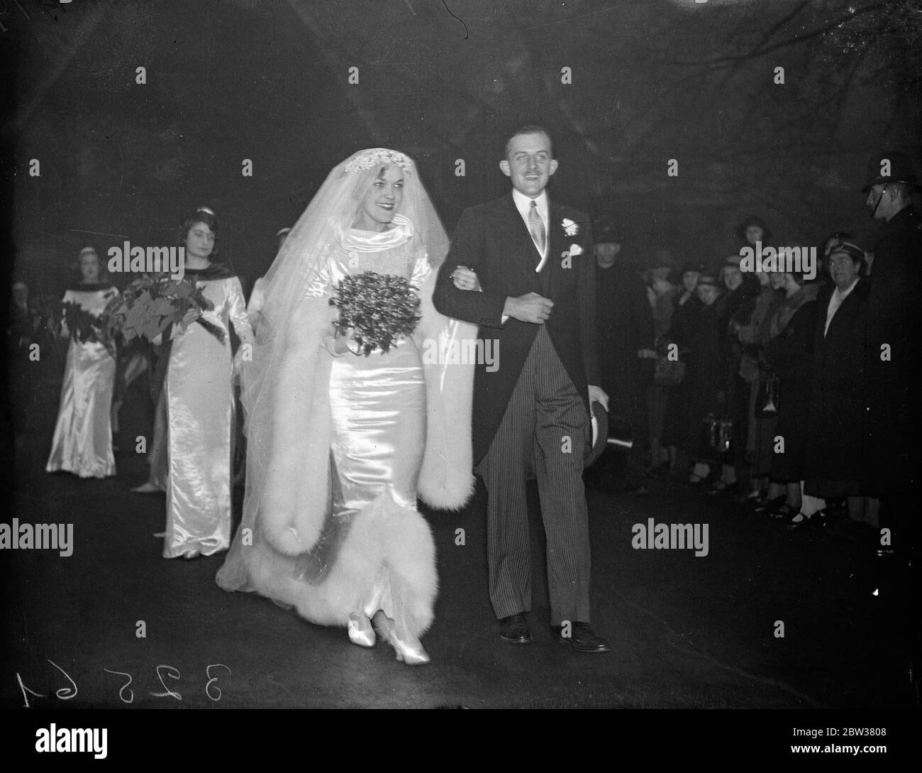 Zwei Nichten der Herzogin von York bei der Hochzeit von Miss Gladys ...