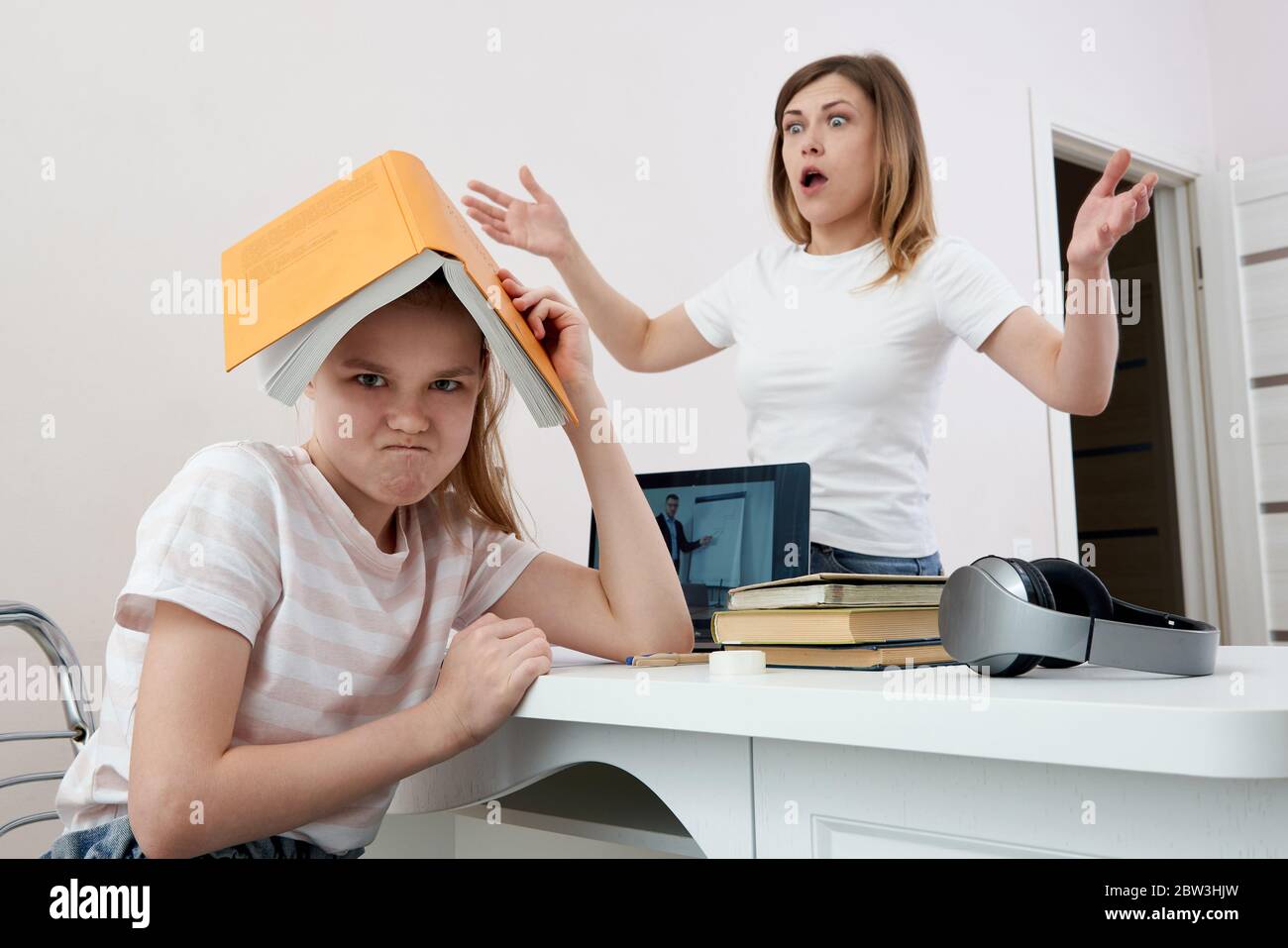 Mutter und Tochter kämpfen um Hausaufgaben, verärgert Mutter ist wütend ...