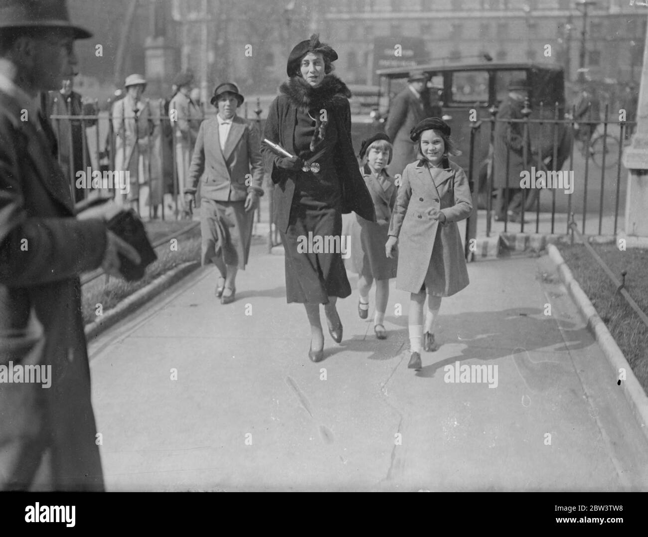 Lady Angela Scott ' s Hochzeit mit Lieutenant Commander Peter Dawnay ...