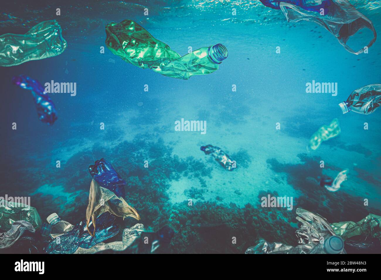Plastikmüll, Flaschensäcke, die unter Wasser im Meer schwimmen. Niemand ... Plastikmüll, Flaschensäcke, die unter Wasser im Meer schwimmen. Niemand ...