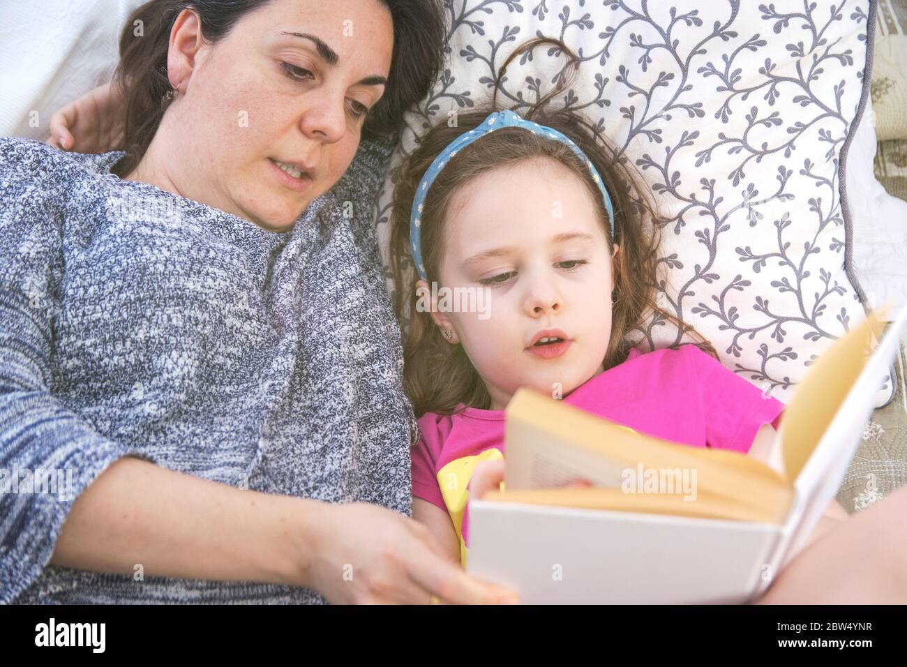 Mutter lernt von tochter -Fotos und -Bildmaterial in hoher Auflösung ...