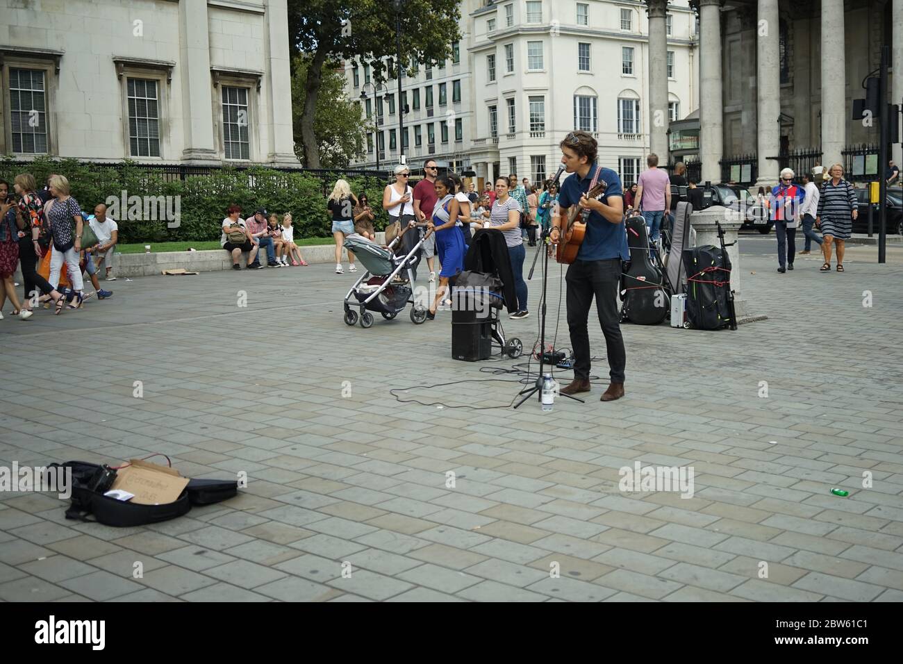 Trafalgar square busker -Fotos und -Bildmaterial in hoher Auflösung – Alamy