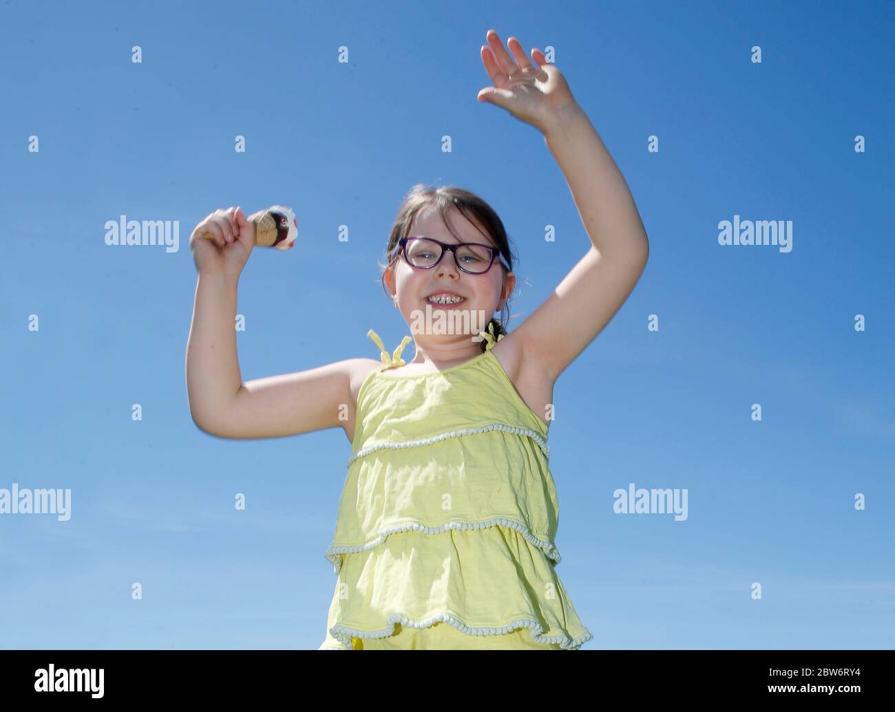 Cambridge, Großbritannien. Mai 2020. Ivy Mitchell, 4 Jahre alt, genießt ...