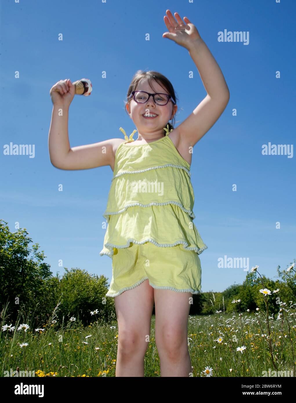 Cambridge, Großbritannien. Mai 2020. Ivy Mitchell, 4 Jahre alt, genießt ...