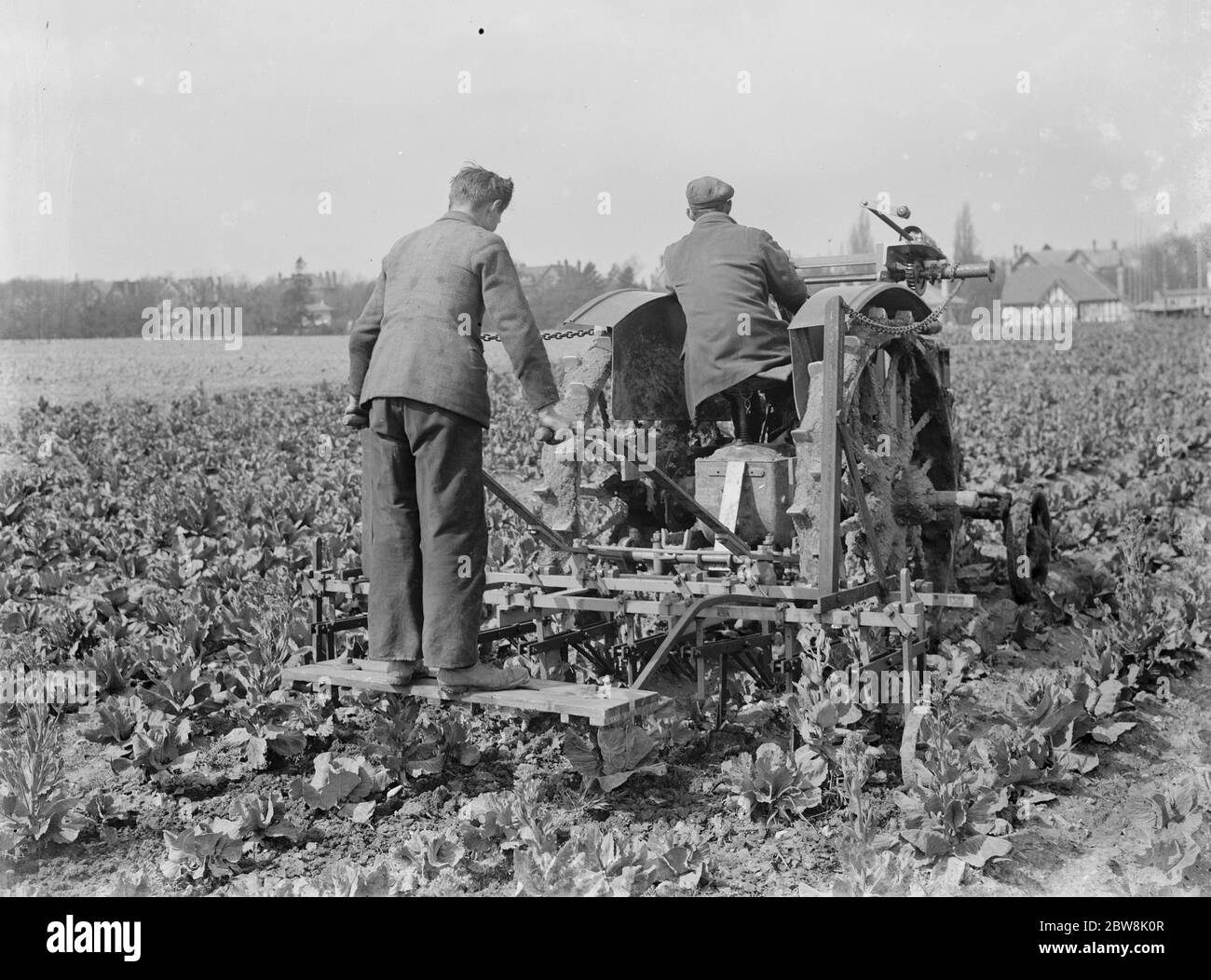 Ein Bauer und sein Traktor bei der Arbeit auf einem Feld. 1935 ...