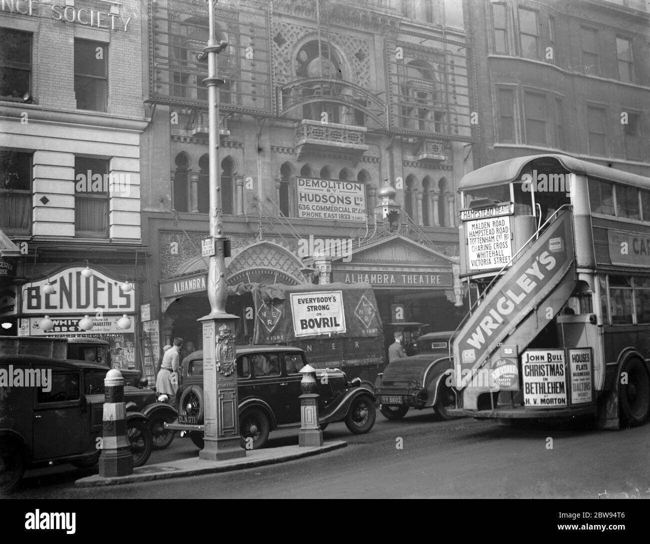 Der Abriss des Alhambra Theaters im West End von London. 1936 ...