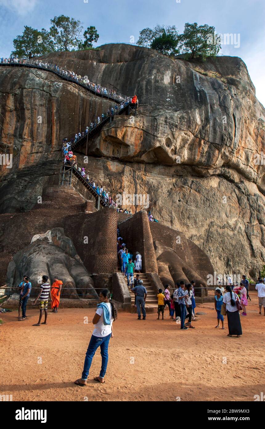 Ein Strom von Menschen erklimmen die Treppe von der Lion Platform zum ...