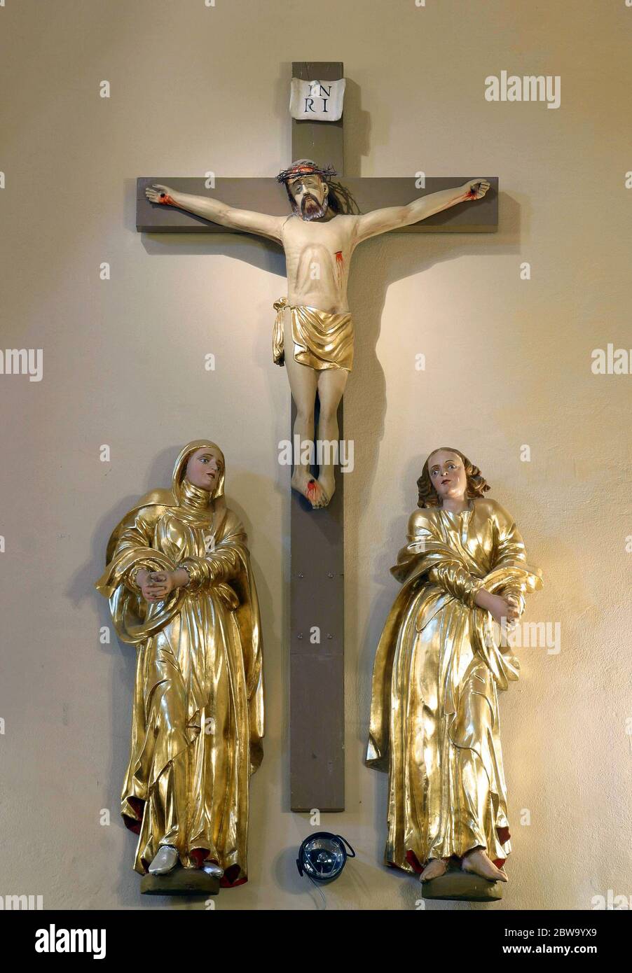 Maria Magdalena und die Jungfrau Maria unter dem Kreuz, Statue in der Pfarrkirche St. Georg in ...