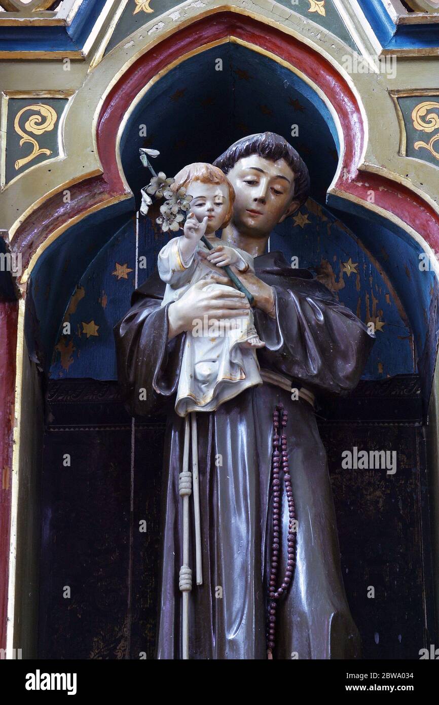 Der heilige Antonius hält die Jesusbaby-Statue auf dem Altar des heiligen Antonius von Padua in ...
