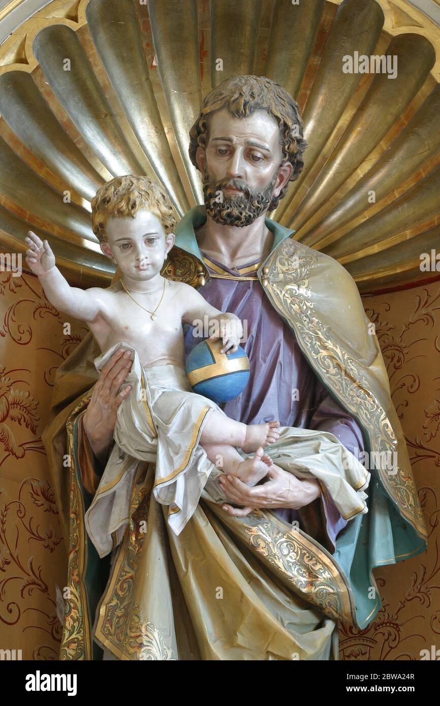 Der heilige Josef hält das Kind Jesus, Statue in der Kirche unserer ...