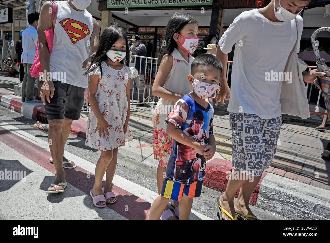 Asiatische leute, die kovide masken tragen -Fotos und -Bildmaterial in ...
