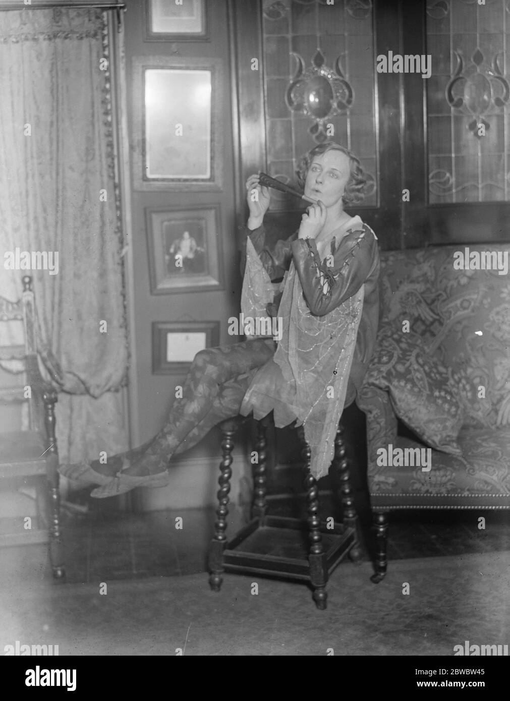 Die Hauptdarstellerin als neuer Peter Pan Miss Mary Merrall, die ...