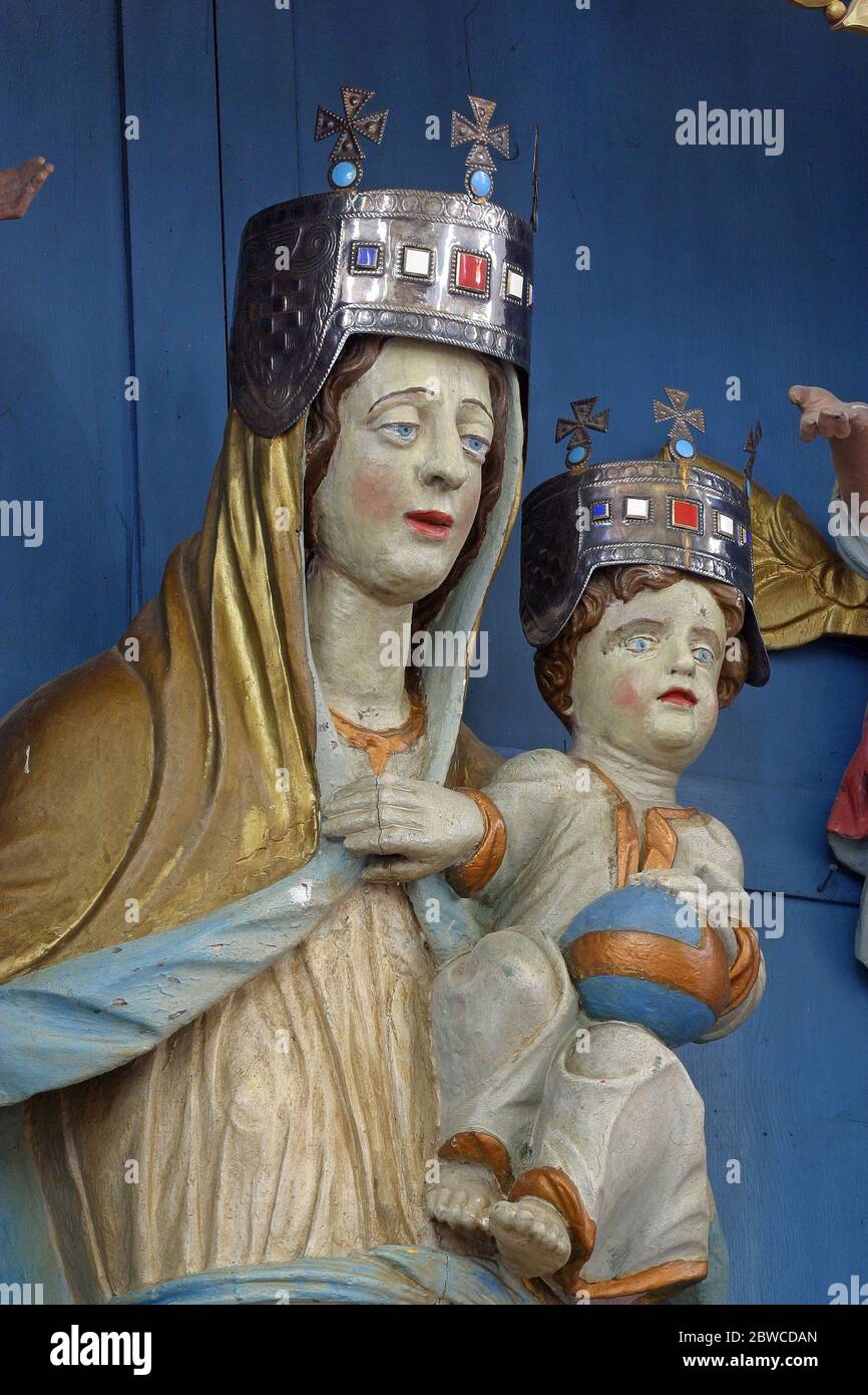 Jungfrau Maria mit dem Jesuskind auf dem Hochaltar in der Pfarrkirche unserer Lieben Frau von ...