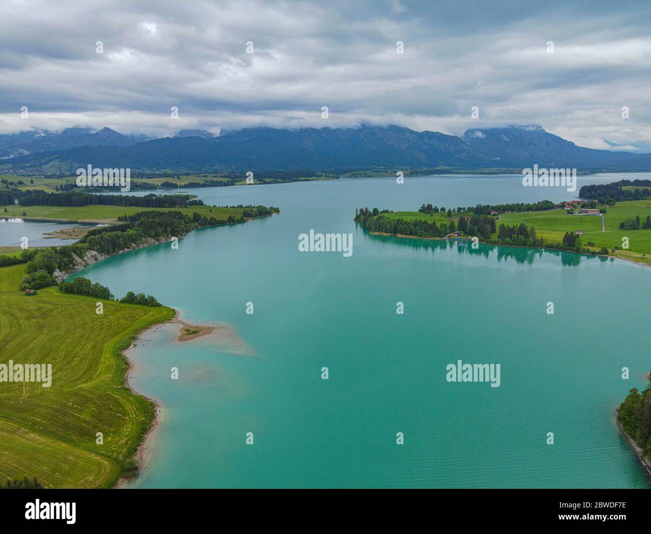 Luftaufnahme über den Forggensee bei Füssen in Deutschland ...