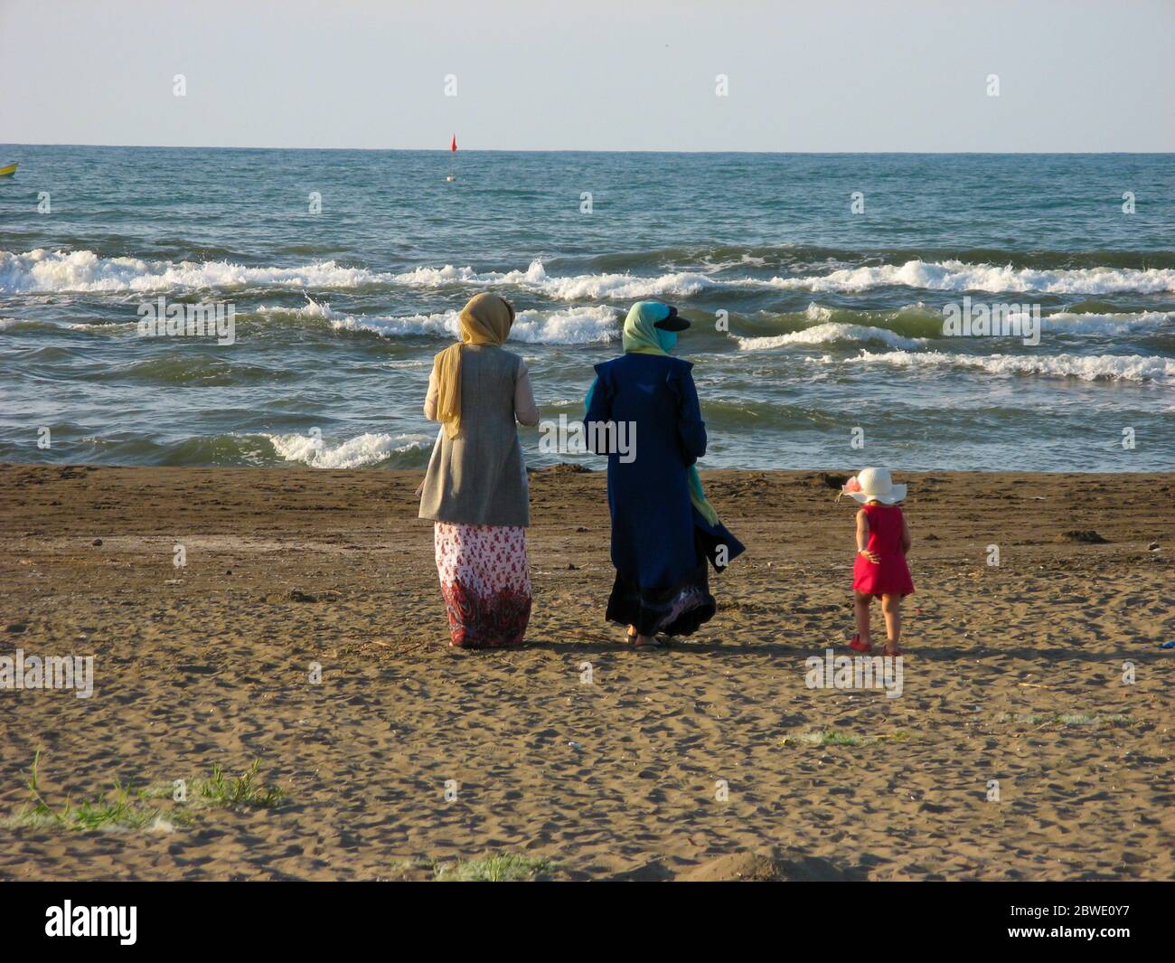 Muslim women walking on beach -Fotos und -Bildmaterial in hoher ...