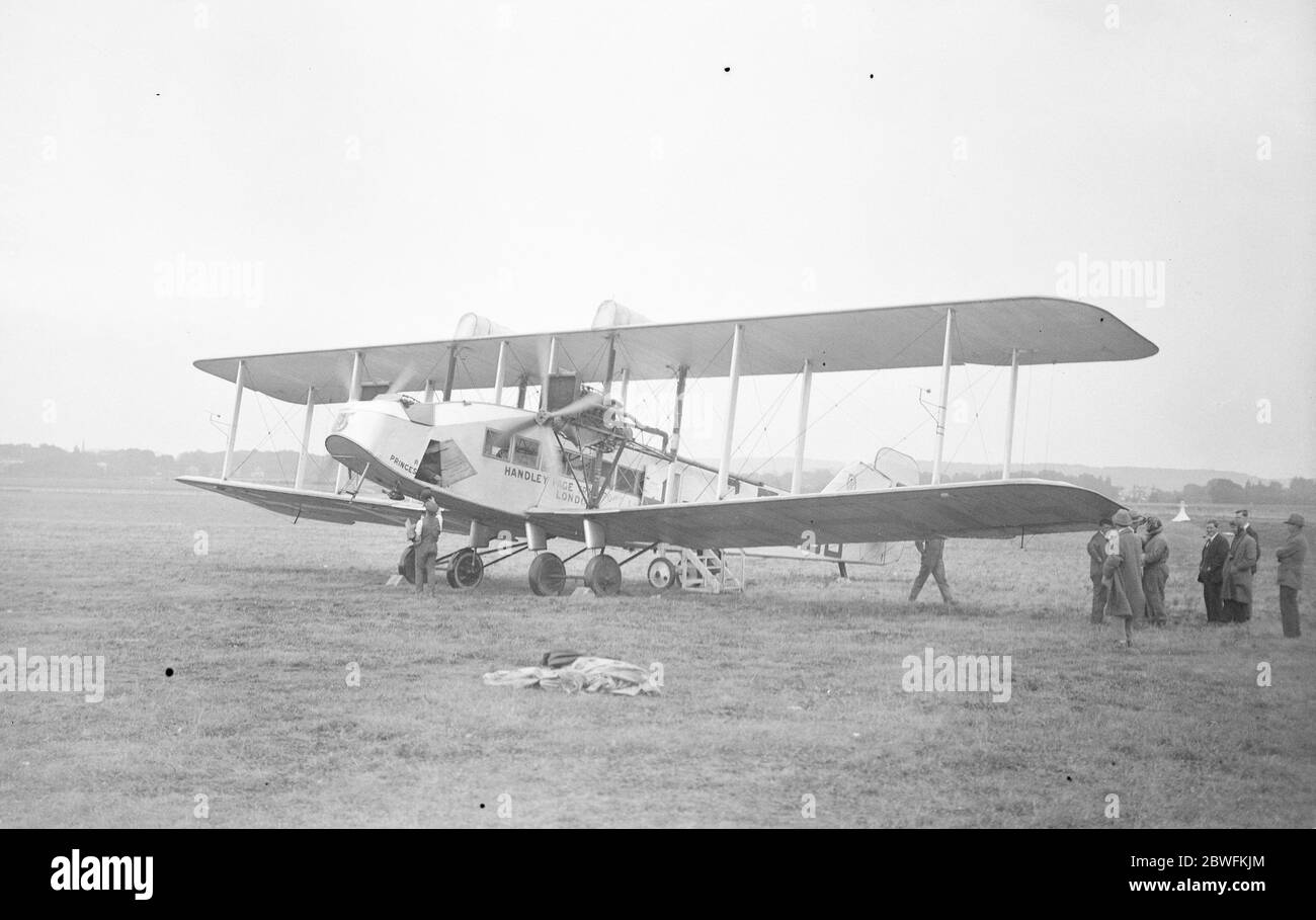 Die Honeymoon Express Pilot Officer Whinney R A F, der am Samstag in St ...