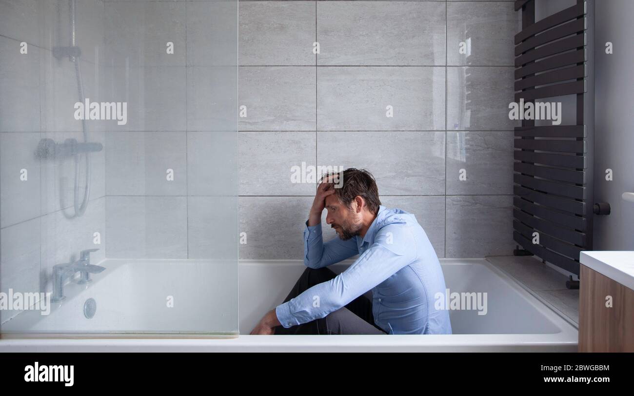 Man mirror depressed -Fotos und -Bildmaterial in hoher Auflösung – Alamy