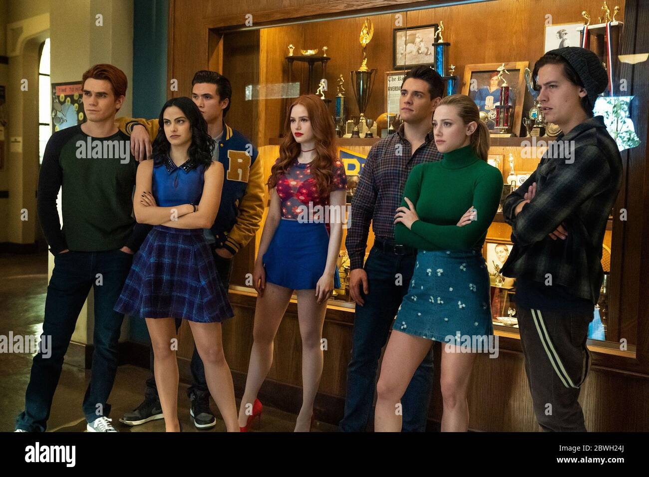 RIVERDALE, von links: KJ Apa, Camila Mendes, Charles Melton, Madelaine Petsch, Casey Cott, Lili ...