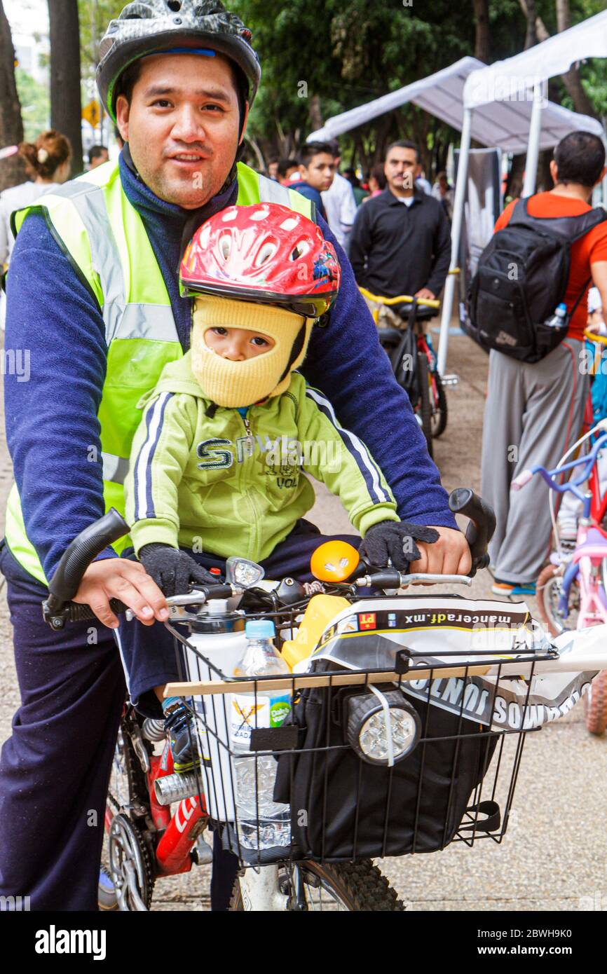 Menschen und familien im paseo de mexico -Fotos und -Bildmaterial in ...