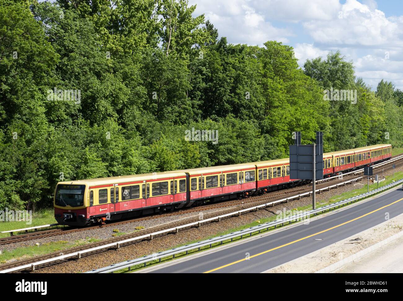 28. Mai 2020, Berlin: Die S-Bahn S9 zum Flughafen Schönefeld fährt kurz ...
