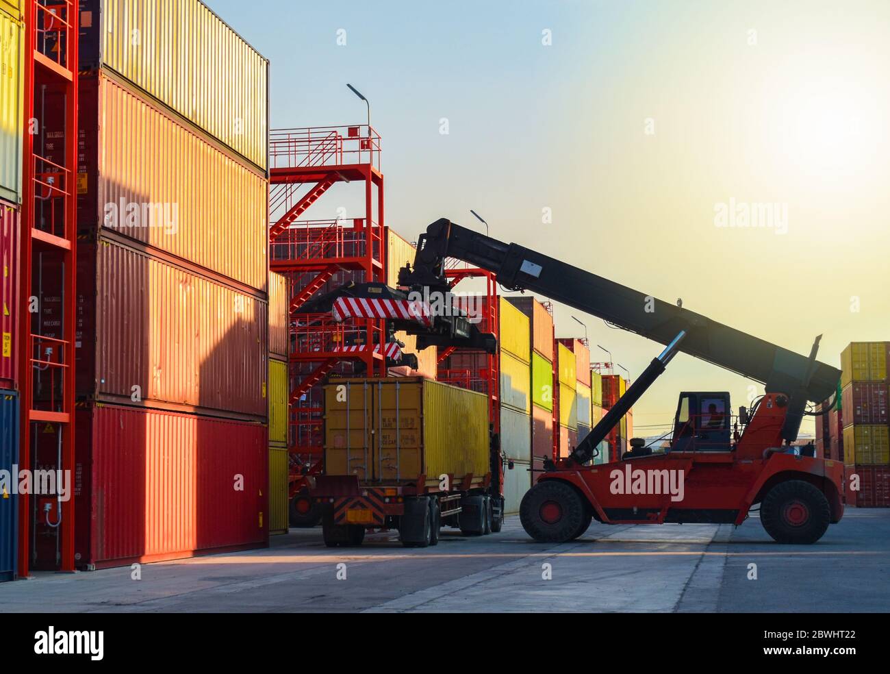 Container ein und entladen Stockfotos und -bilder Kaufen - Alamy