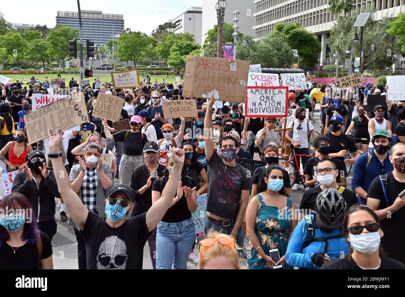 Los Angeles, Usa. Juni 2020. Die Menschen protestieren am Montag, 1 ...