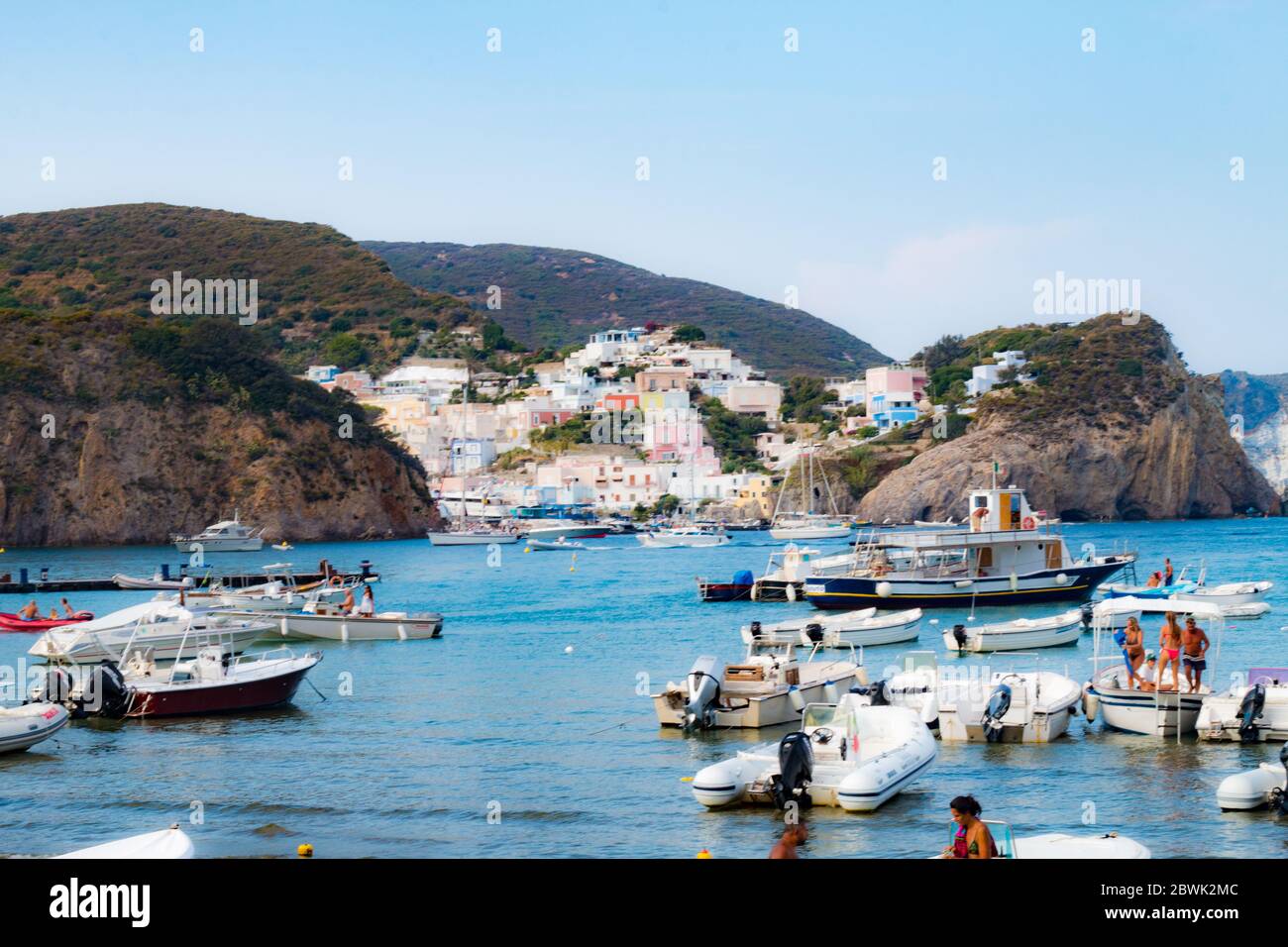 Blick auf den Hafen und Hafen auf der Insel Ponza in der Sommersaison ...