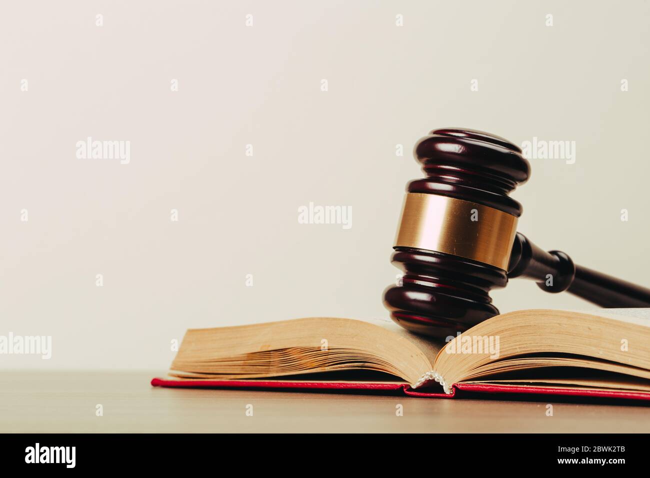Richter gavel und Gesetze Bücher auf einem Holztisch. Der Begriff des ...
