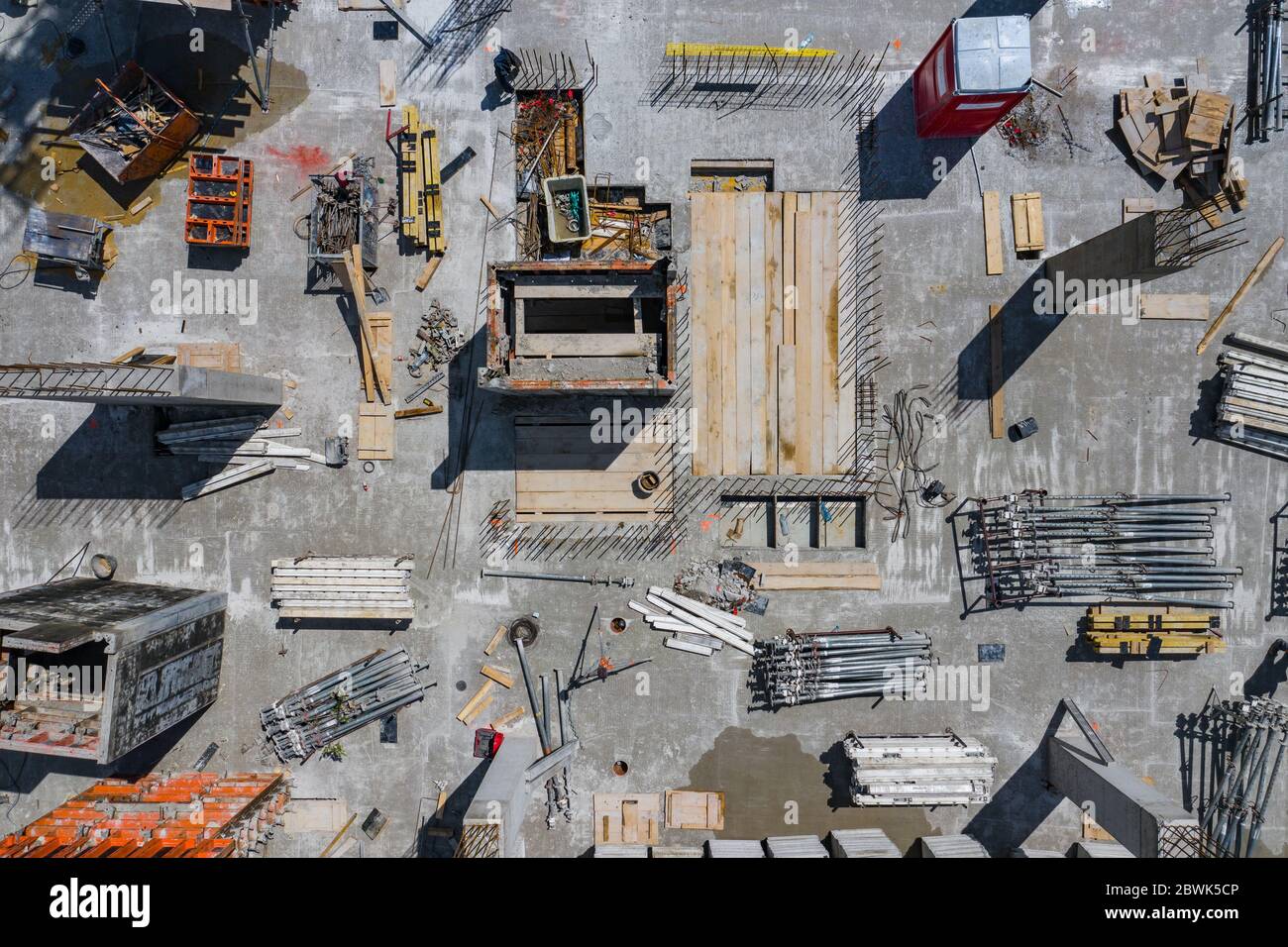 Baustelle von oben. Luftaufnahme der neuen Wohnung im Bau. Mitarbeiter arbeiten. Top-Ansicht ...
