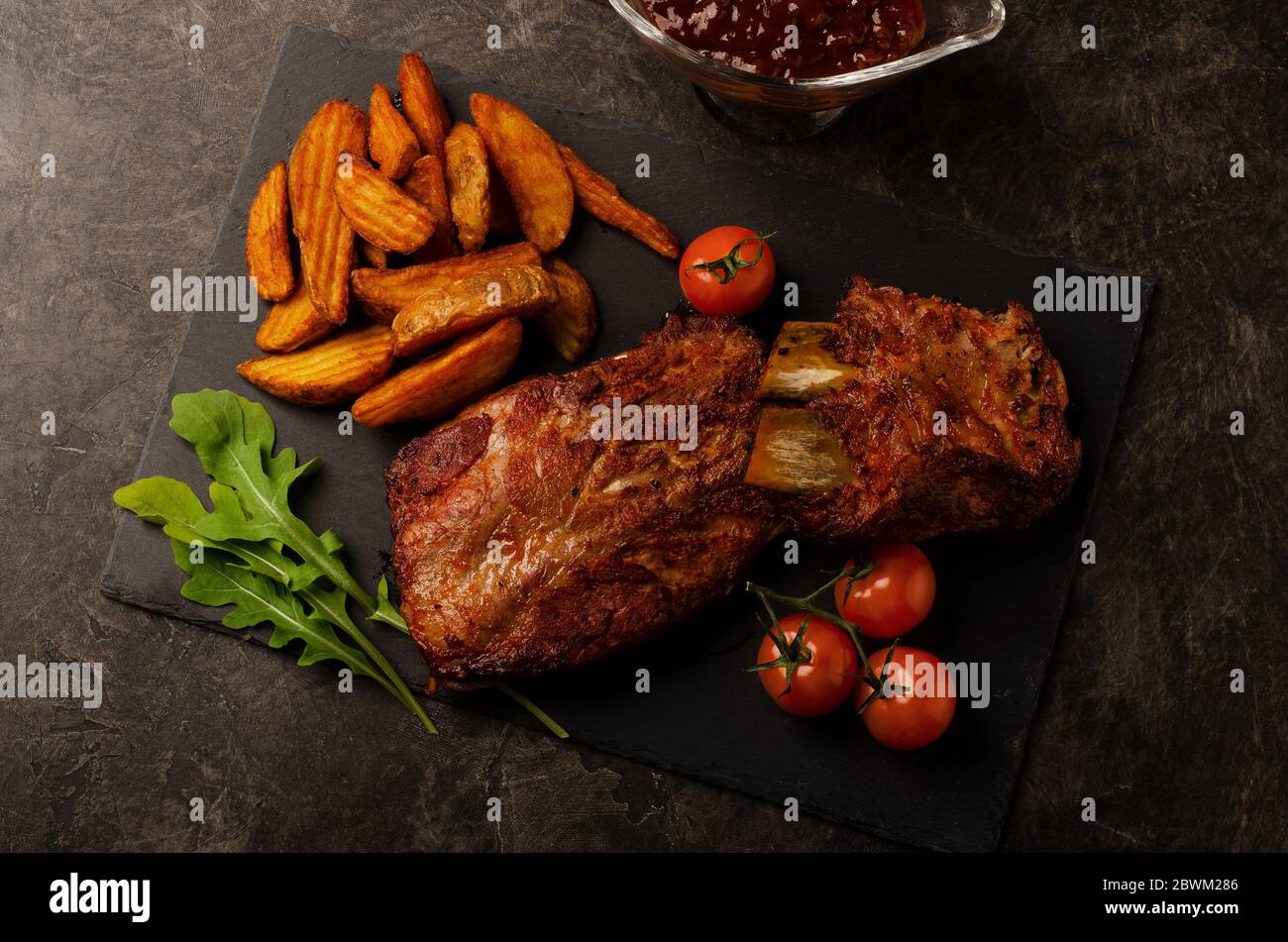 Gebratenes schweinefleisch spareribs rack -Fotos und -Bildmaterial in ...