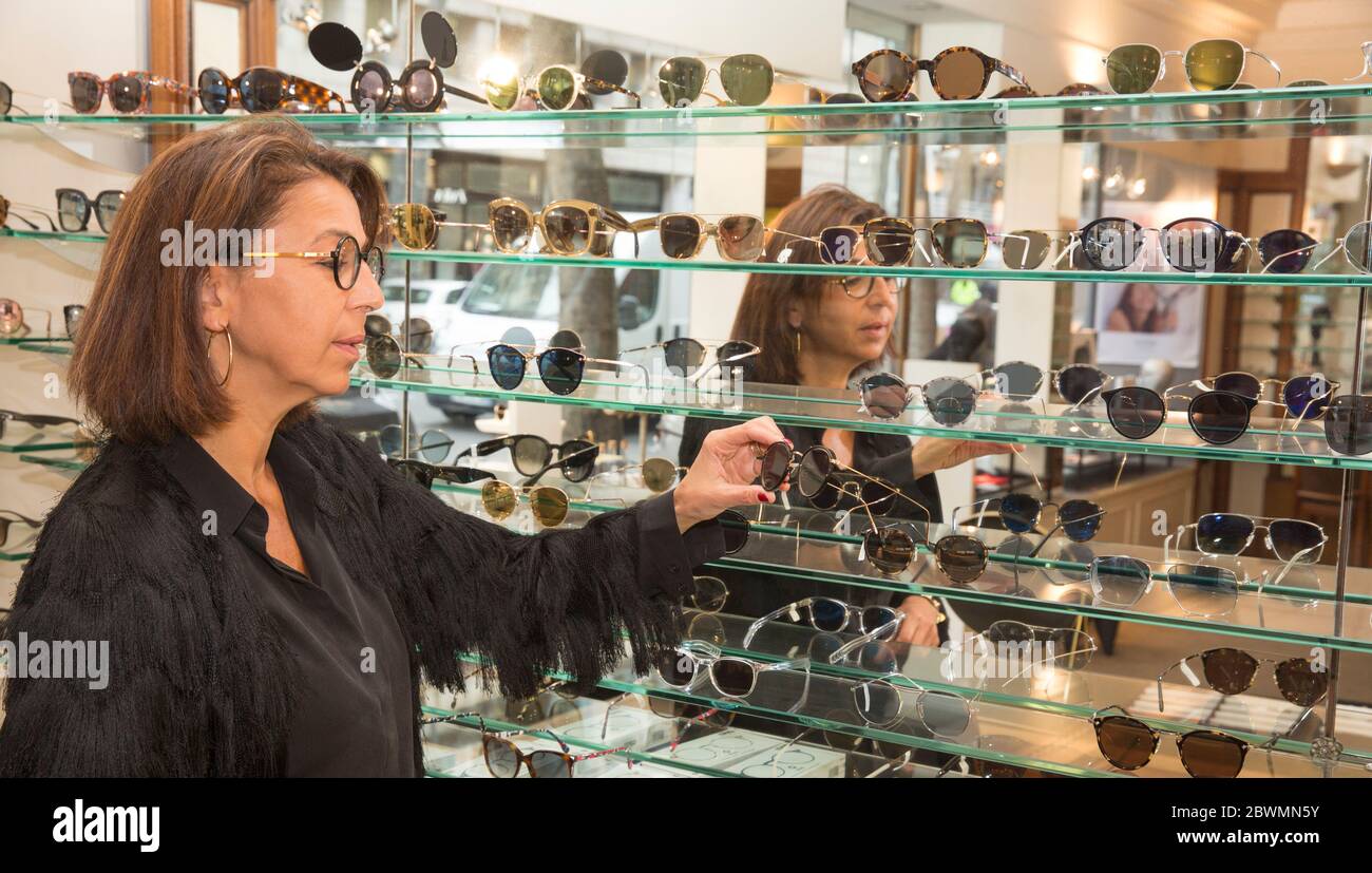 Optician store sunglasses -Fotos und -Bildmaterial in hoher Auflösung ...