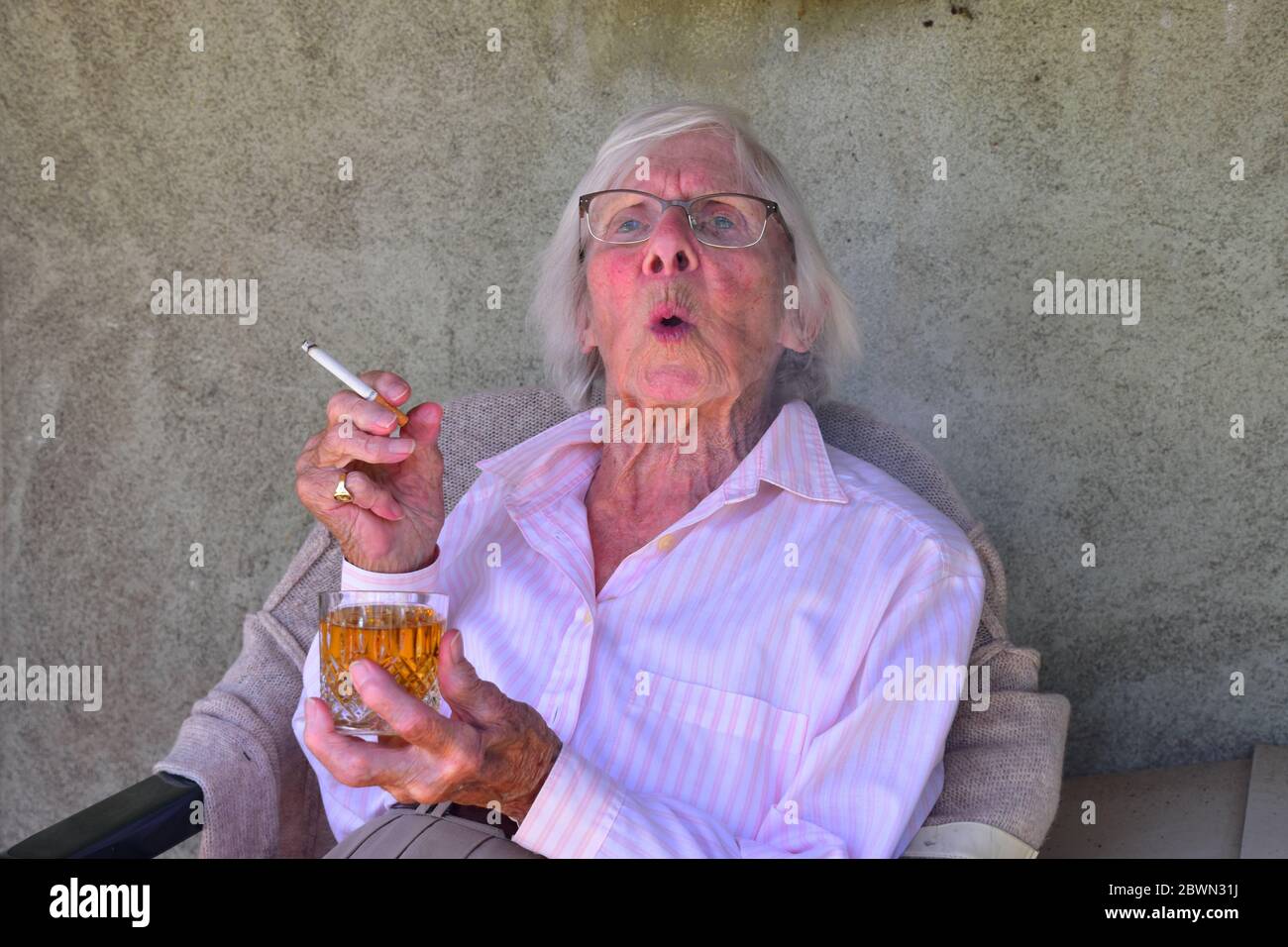 Old lady smoking cigarette -Fotos und -Bildmaterial in hoher Auflösung ...