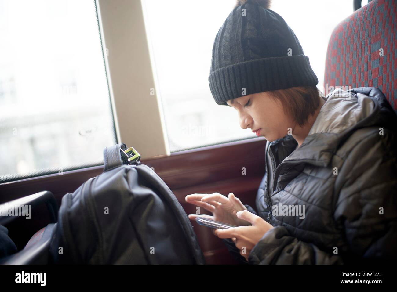 Junge Frau Im Öffentlichen Bus Stockfotos und -bilder Kaufen - Alamy