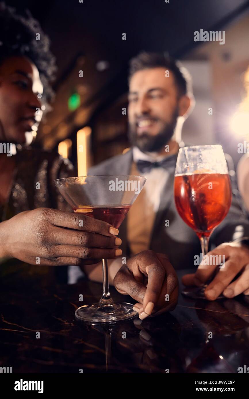 Cocktails on a bar -Fotos und -Bildmaterial in hoher Auflösung – Alamy