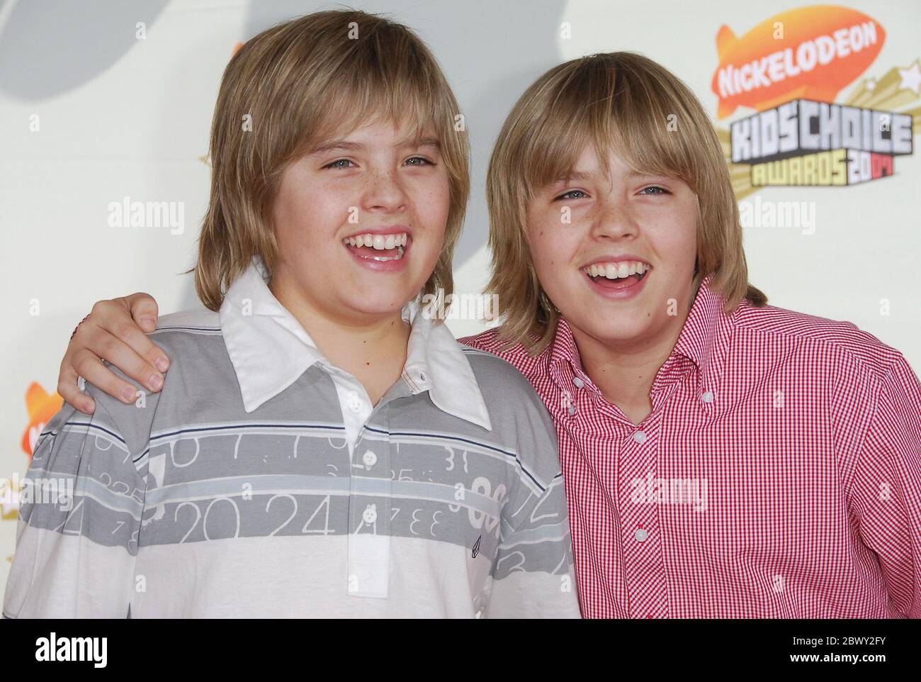 Roter teppich retro dylan sprouse und cole sprouse -Fotos und -Bildmaterial in hoher Auflösung ...