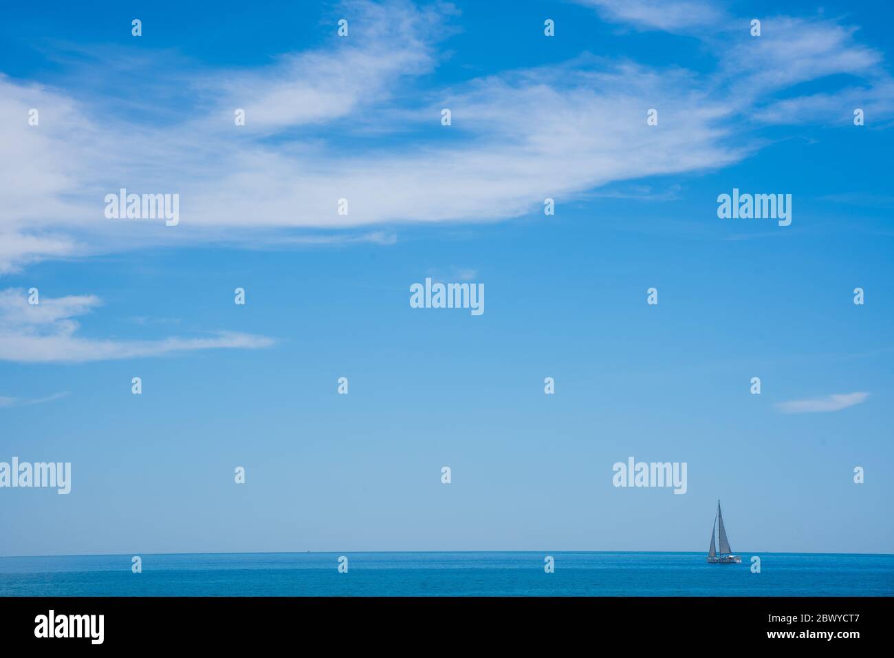 Segelboot am horizont -Fotos und -Bildmaterial in hoher Auflösung – Alamy