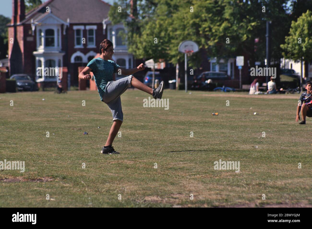 Junge mit einem ball -Fotos und -Bildmaterial in hoher Auflösung – Alamy