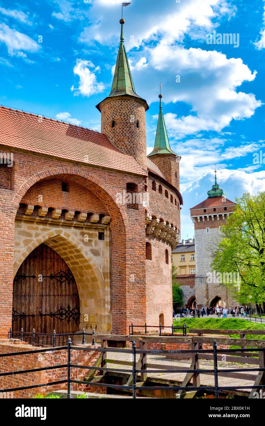 Die große Barbican und St. Florian gate, Krakau, Polen Stockfotografie ...