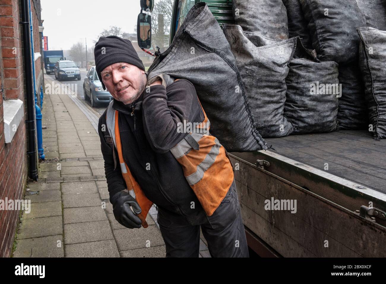 Coal delivery man -Fotos und -Bildmaterial in hoher Auflösung – Alamy
