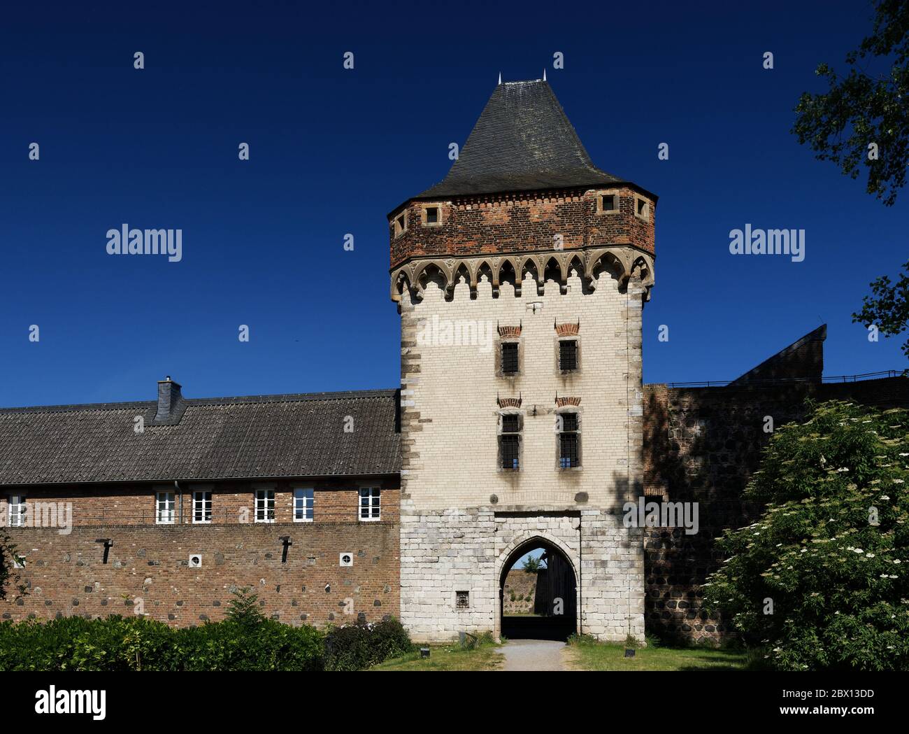 Mittelalterliche verteidigungswand Stockfotos und -bilder Kaufen - Alamy