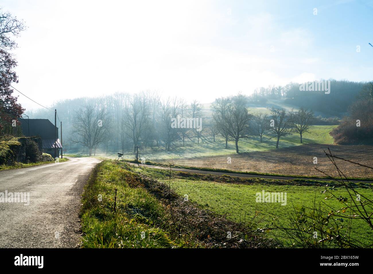 Verlassene Straße in der Lot Provence im Süden Frankreichs ...