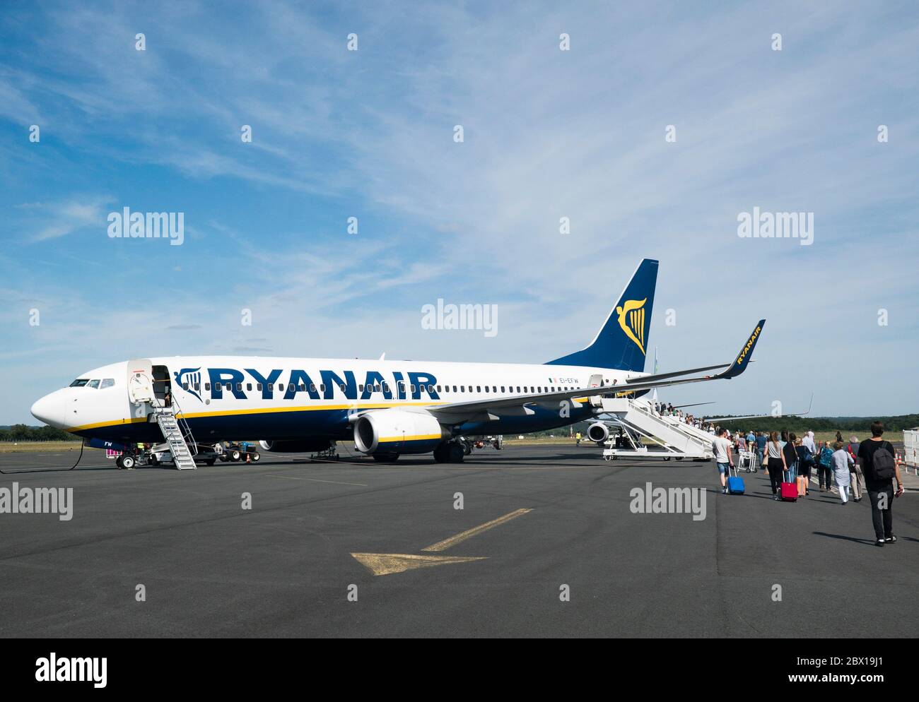 Boeing 737 800 ryanair flugzeug -Fotos und -Bildmaterial in hoher ...