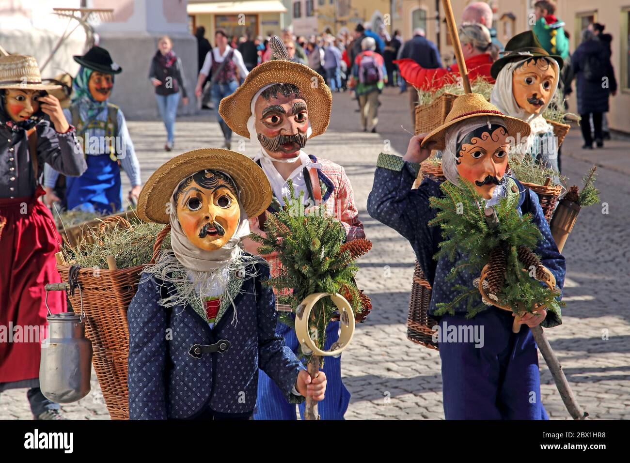 Typische masken in der maschkera prozession beim karneval -Fotos und ...