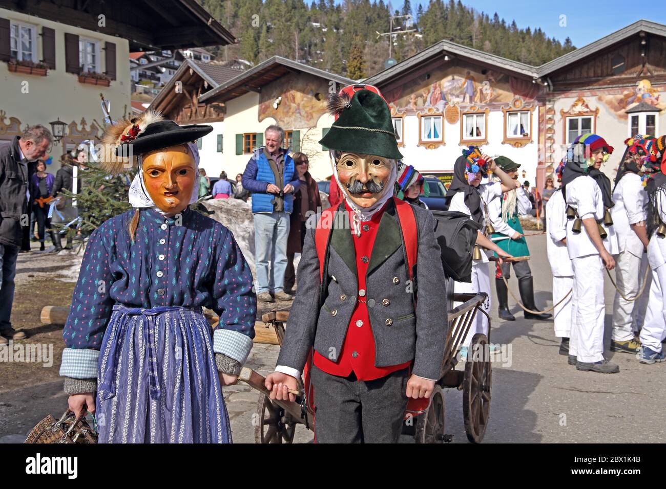 Typische masken in der maschkera prozession beim karneval -Fotos und ...